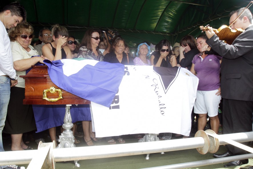 MidiaNews | Familiares, amigos e fãs se despedem de Walter Rabello