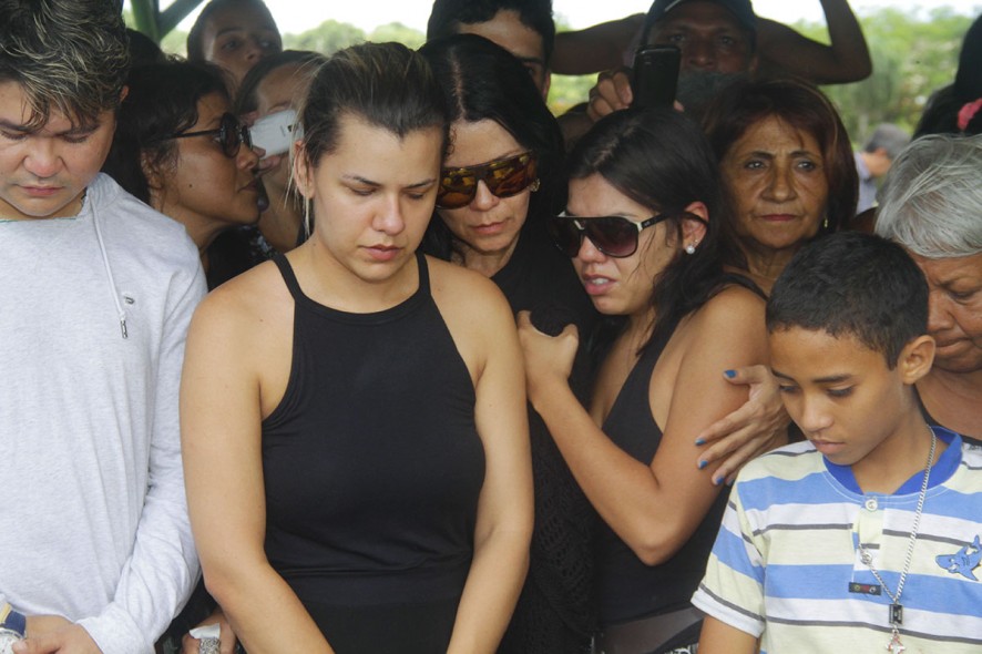 MidiaNews | Familiares, amigos e fãs se despedem de Walter Rabello