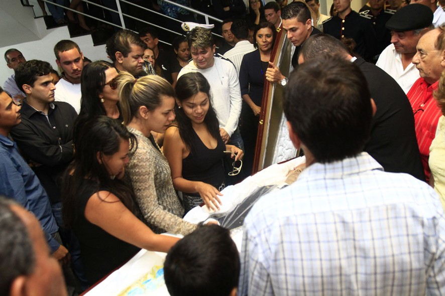 MidiaNews | Familiares, amigos e fãs se despedem de Walter Rabello