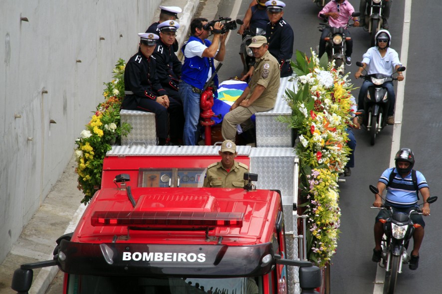 MidiaNews | Familiares, amigos e fãs se despedem de Walter Rabello