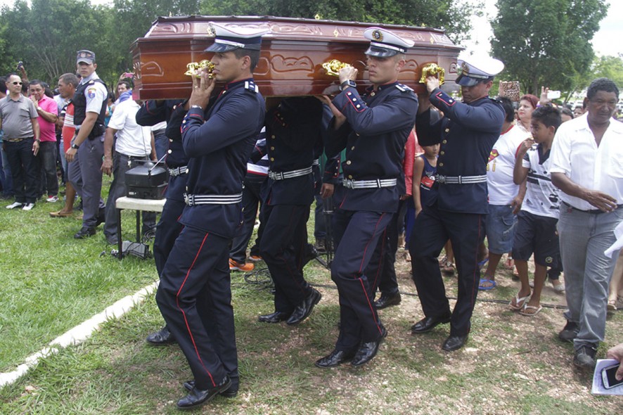 MidiaNews | Familiares, amigos e fãs se despedem de Walter Rabello