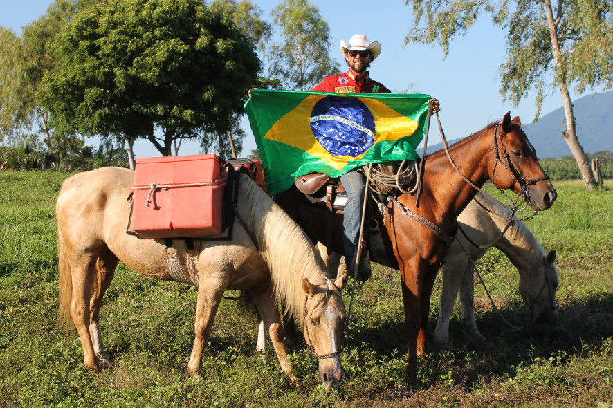 MidiaNews | Caubói que viajou 16 mil km a cavalo lança livro