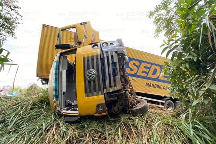 MidiaNews | Carreta dos Correios tomba e encomendas se espalham na BR-163